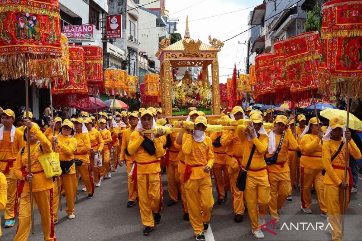Karnaval budaya dan arak-arakan patung dewa meriahkan Cap Go Meh di Makassar - ANTARA News
