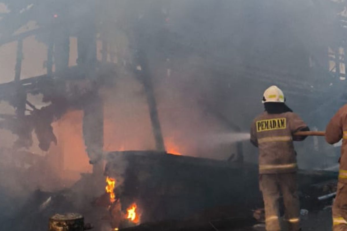 Damkar turunkan 15 personel padamkan kapal terbakar di Muara Baru ...
