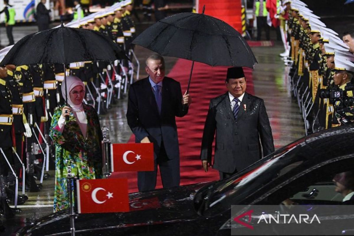 Presiden Prabowo Subianto sambut kedatangan Presiden Turki Recep Tayyip Erdogan di Jakarta ...