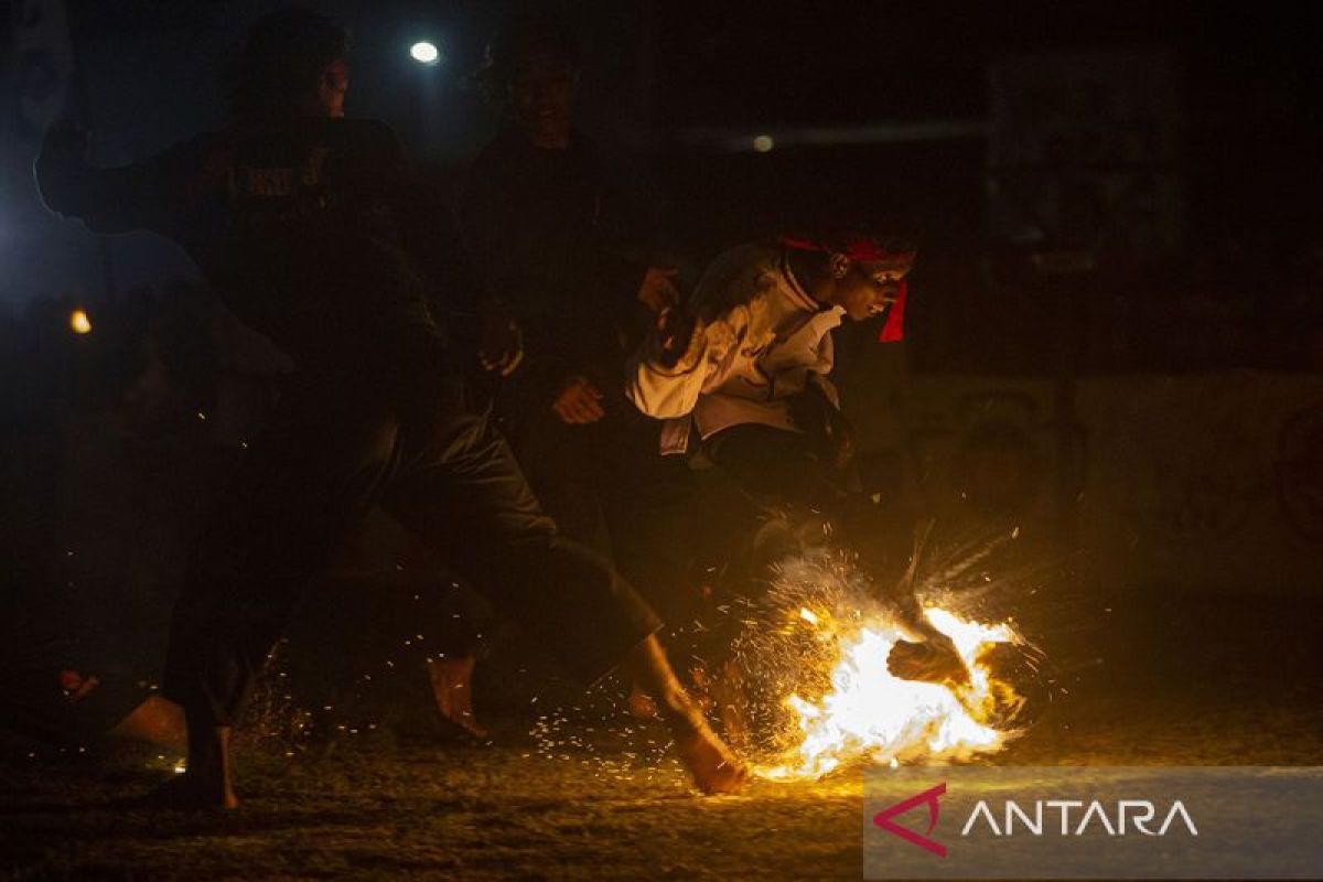 Tradisi sepak bola api Cirebon - ANTARA News Jawa Barat