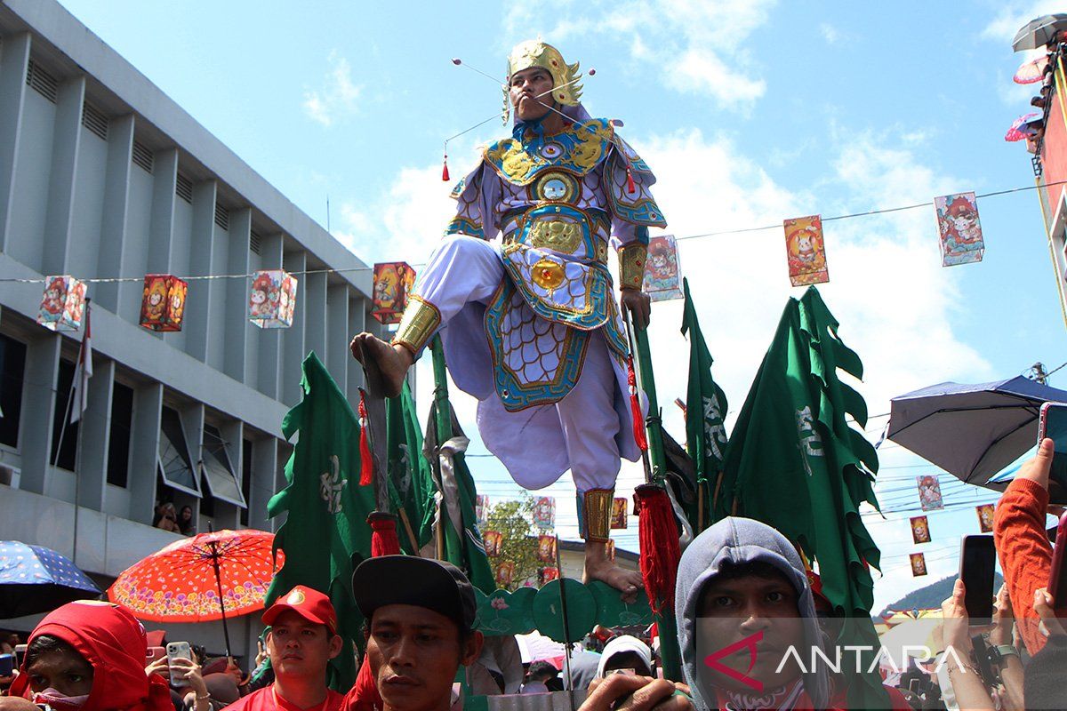 Kemeriahan pawai perayaan Cap Go Meh 2025 di SIngkawang - ANTARA News