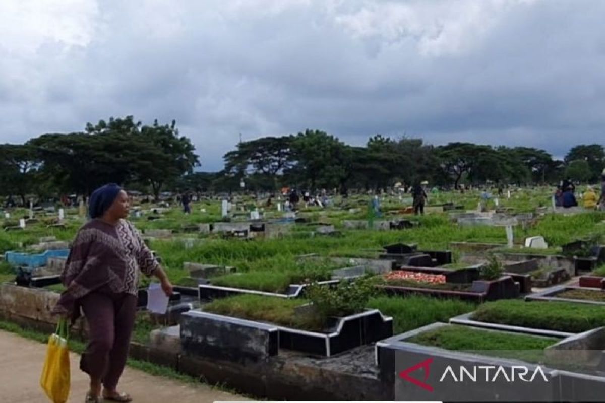 Peziarah padati TPU Semper di hari libur jelang Ramadhan - ANTARA News