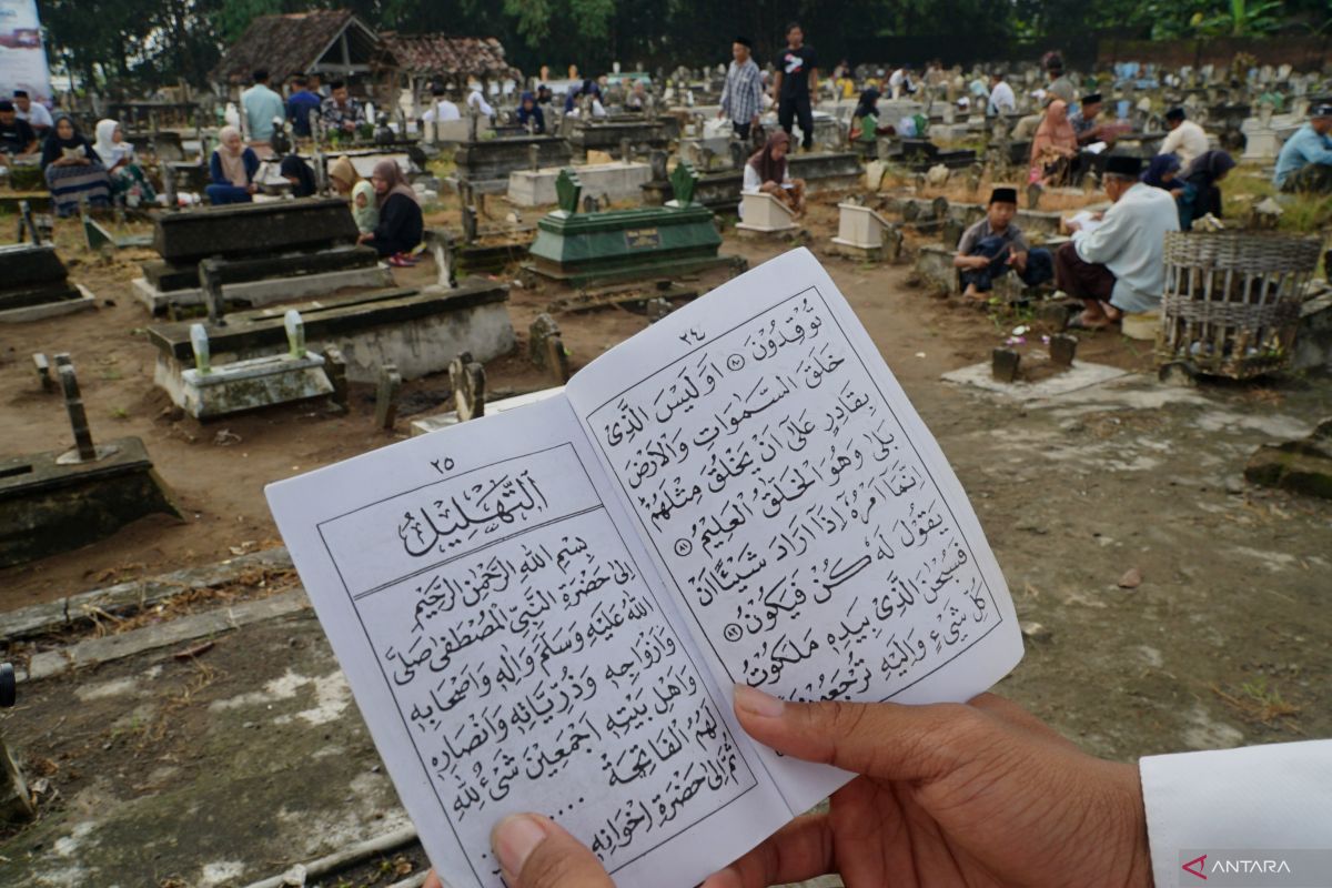 Tradisi nyekar bareng jelang Ramadhan di Trenggalek - ANTARA News Jawa Timur