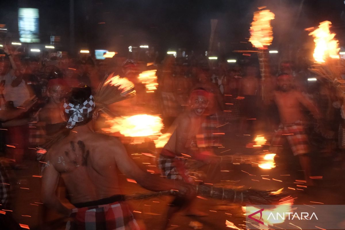 Tradisi tahunan perang api di Karangasem Bali - ANTARA News
