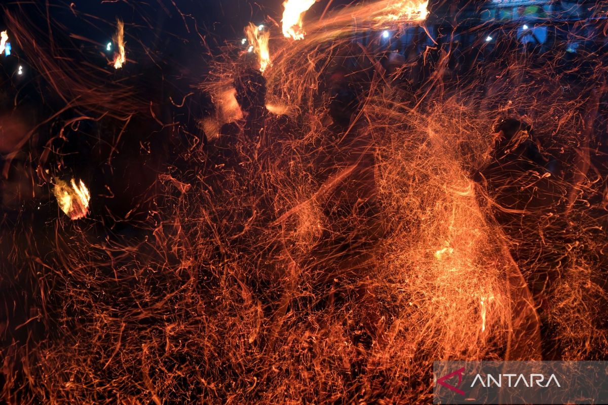 Tradisi tahunan perang api di Karangasem Bali - ANTARA News