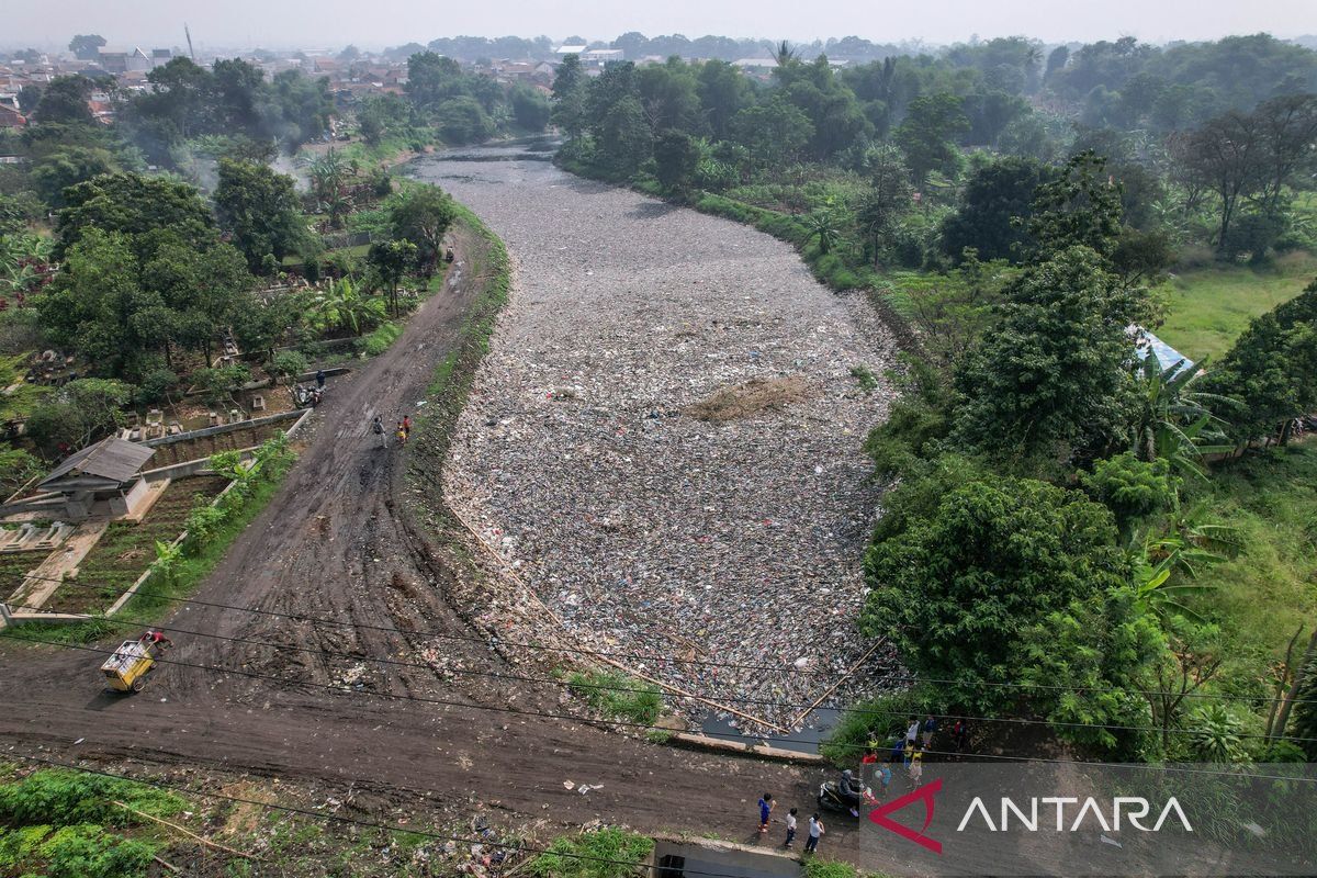 Sungai Citarum Lama kembali dipenuhi sampah kiriman dari Bandung - ANTARA News