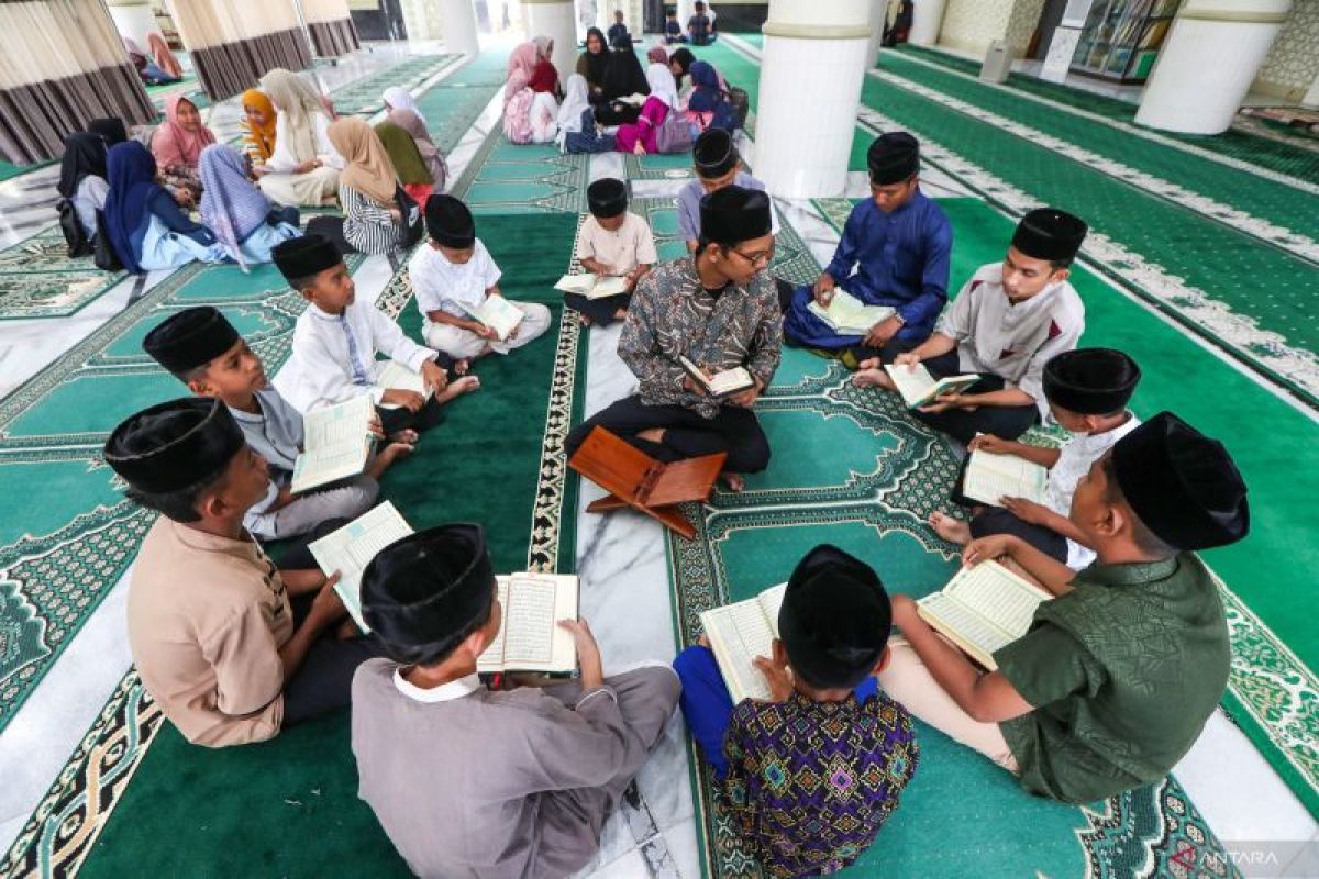 7 keutamaan menghafal Al Quran saat bulan Ramadhan - ANTARA News