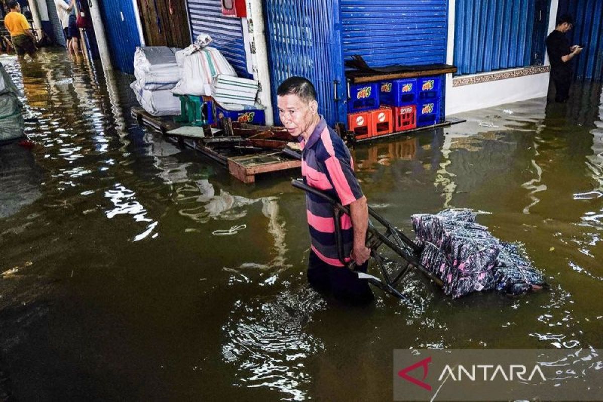 Transaksi jual beli tetap berlangsung walau Pasar Cipulir terendam banjir - ANTARA News