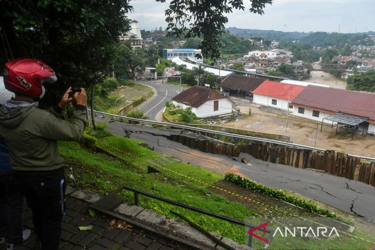 Hujan deras sebabkan jalan menuju Stasiun Batu Tulis, Kota Bogor, amblas - ANTARA News