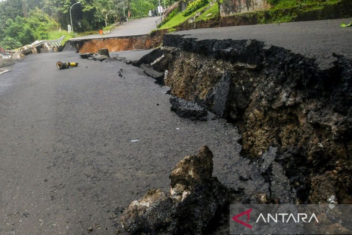Hujan deras sebabkan jalan menuju Stasiun Batu Tulis, Kota Bogor, amblas - ANTARA News