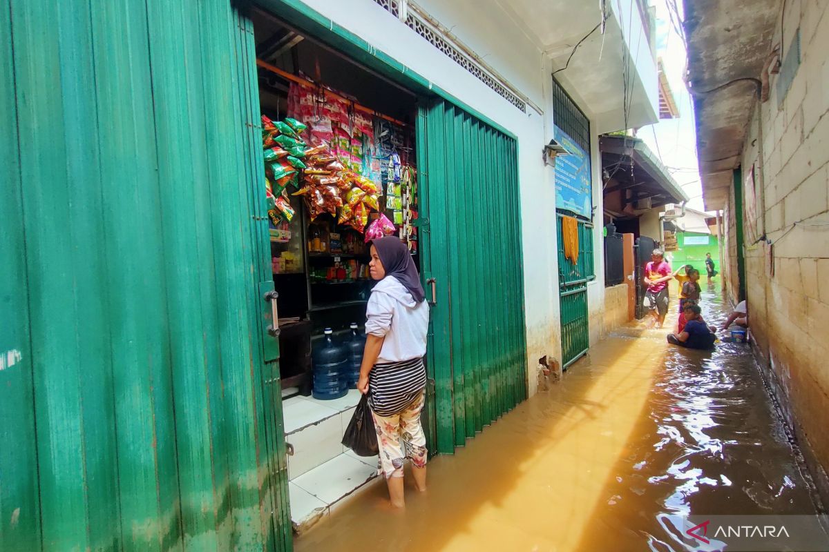 Warung sembako di Kedoya Selatan tetap buka di tengah banjir - ANTARA News