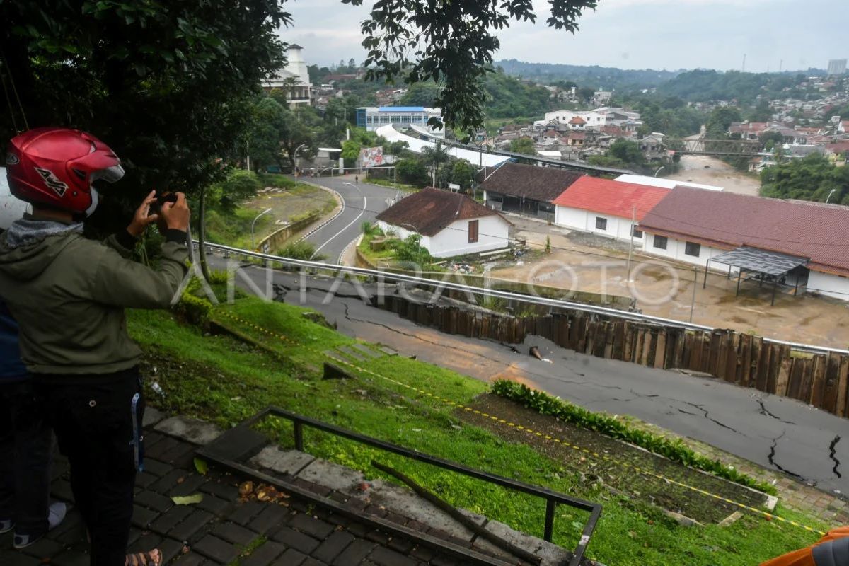 Jalan ambles menuju Stasiun Batu Tulis Kota Bogor - ANTARA News Megapolitan