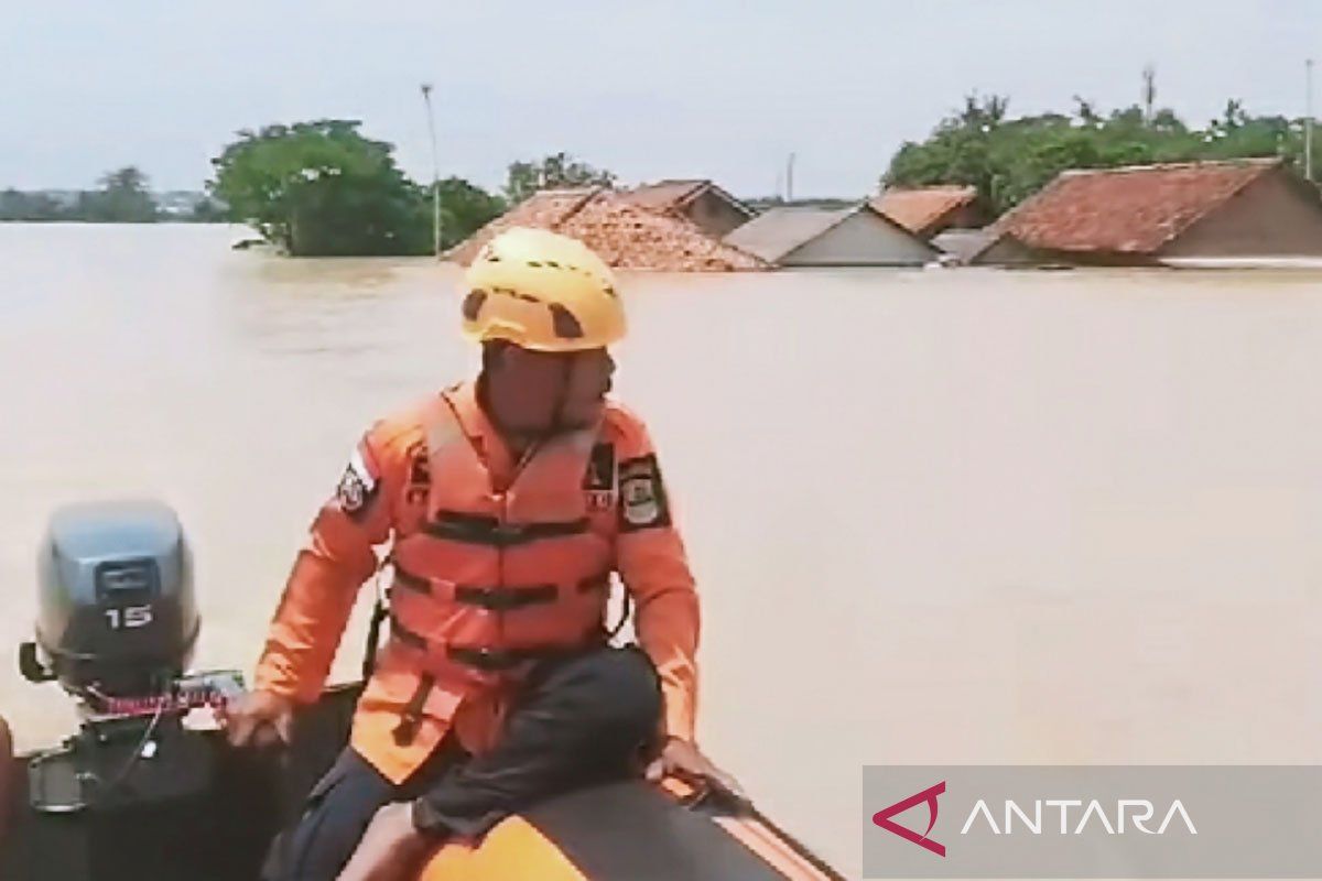 Ratusan warga terdampak banjir di Karawang masih mengungsi - ANTARA News