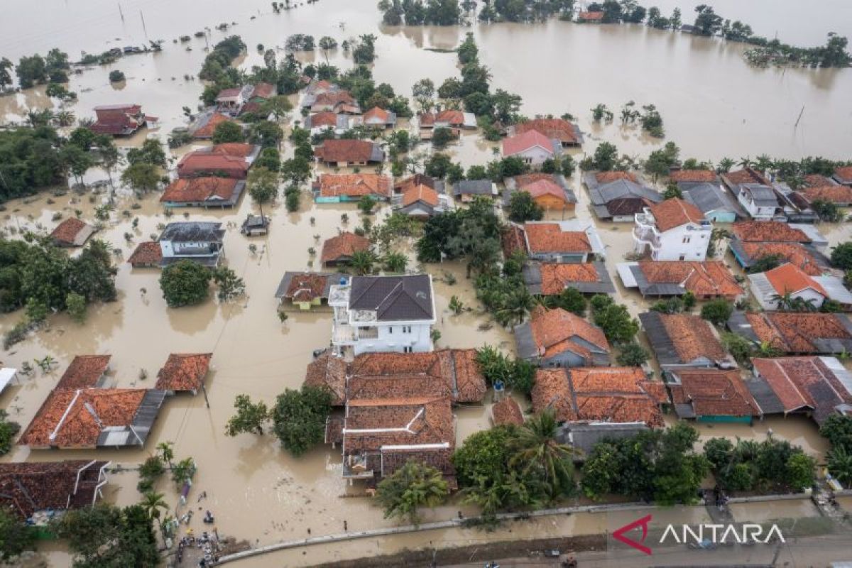 Banjir masih merendam kawasan Telukjambe Karawang Jawa Barat - ANTARA News