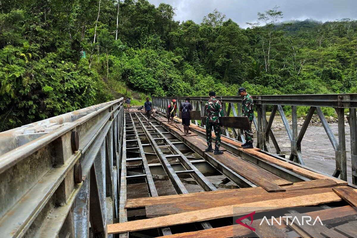 Satgas 641/Bru dan warga perbaiki jembatan penghubung di Papua Pegunungan - ANTARA News