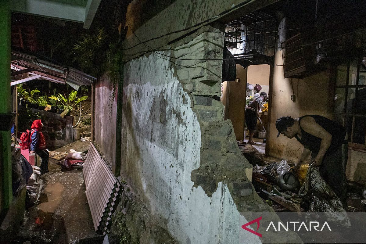 Pembersihan puing pascabanjir di Kota Cimahi - ANTARA News Jawa Barat