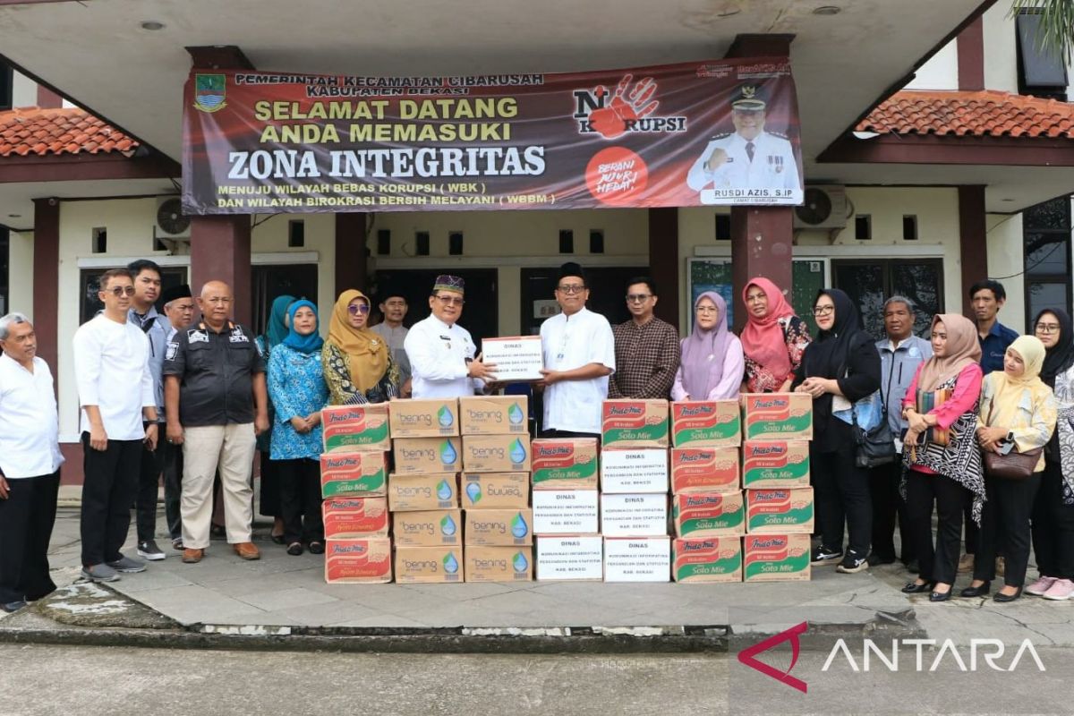 Diskominfosantik Bekasi salurkan bantuan korban banjir di Cibarusah - ANTARA News Megapolitan
