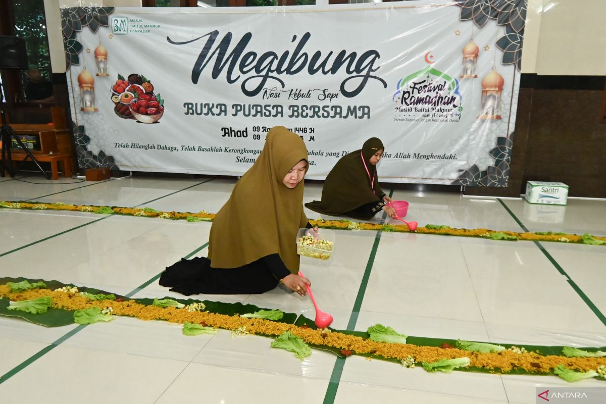 Tradisi megibung saat berbuka puasa di Pulau Bali - ANTARA News Bali