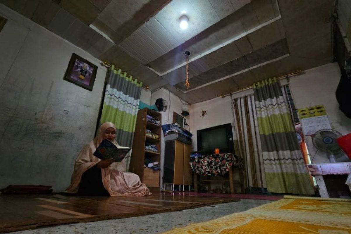 Donasi pegawai PLN beri sambungan listrik gratis bagi keluarga prasejahtera - ANTARA News ...