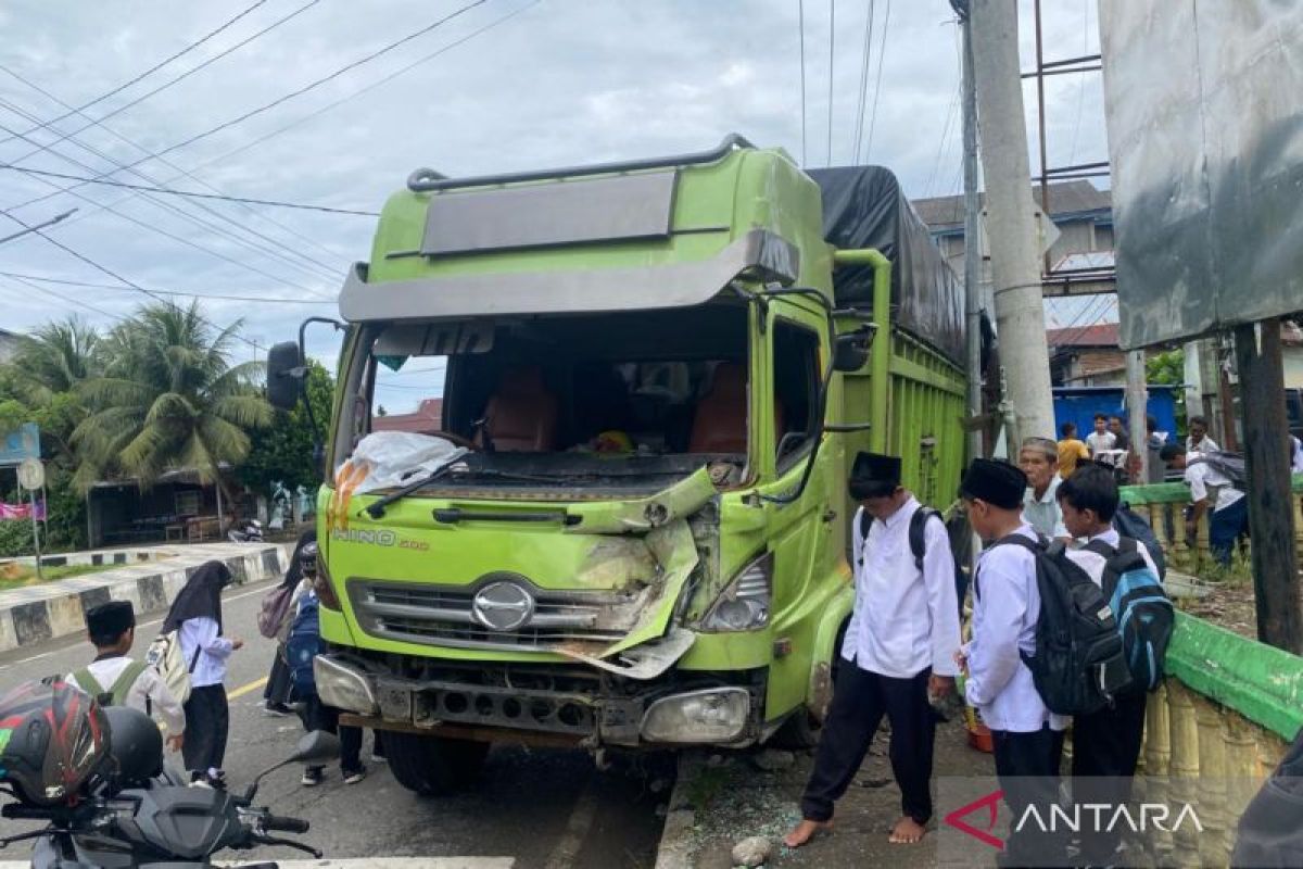 Truk Hino seruduk pagar sekolah di Jalinsum Mukomuko, ini kronologinya - ANTARA News Bengkulu
