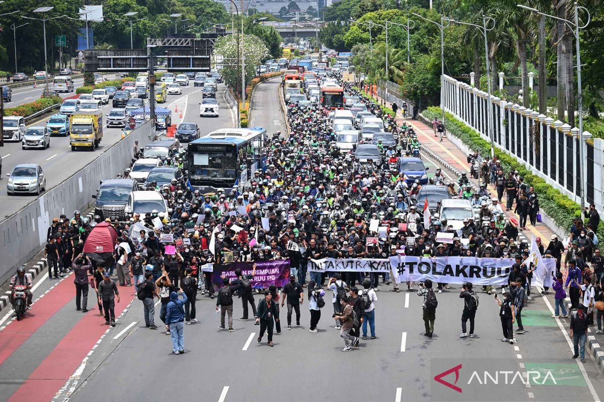 Aksi terkait RUU TNI di Gedung DPR - ANTARA News