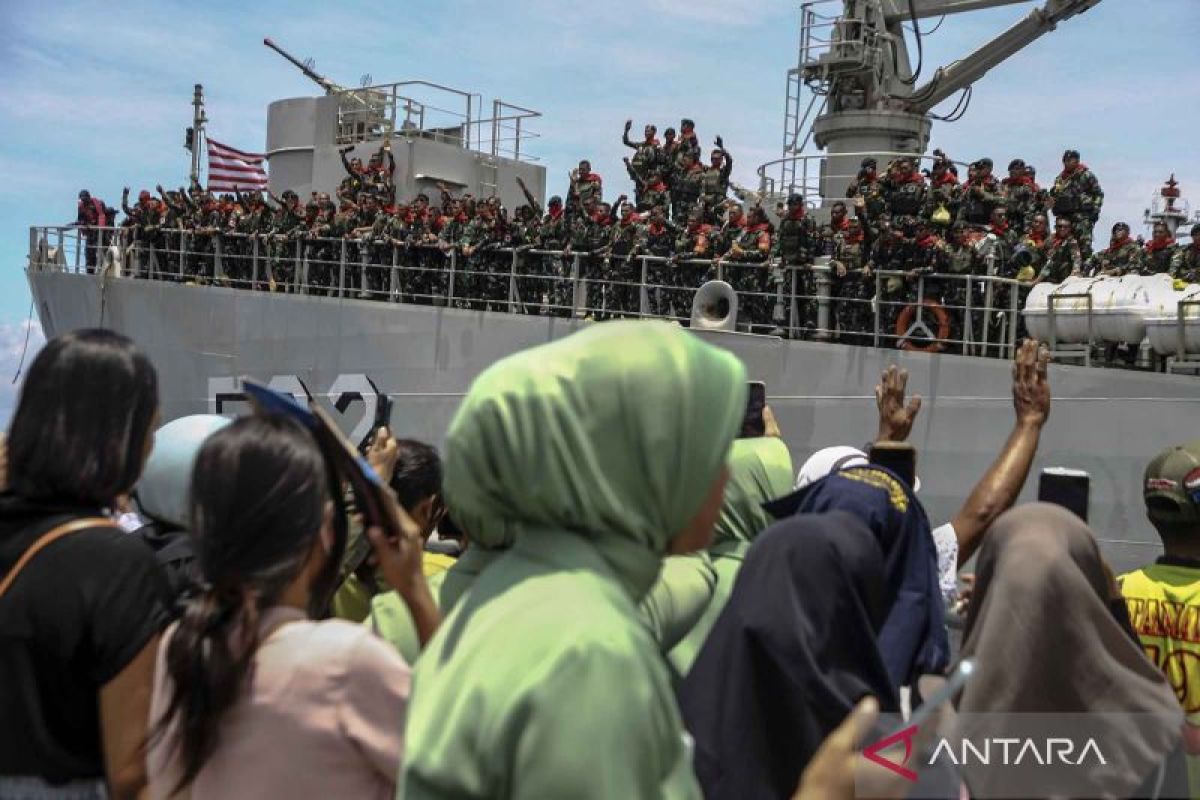 Pemberangkatan pasukan Yonif 732/Banau penjaga perbatasan NKRI ke Papua - ANTARA News