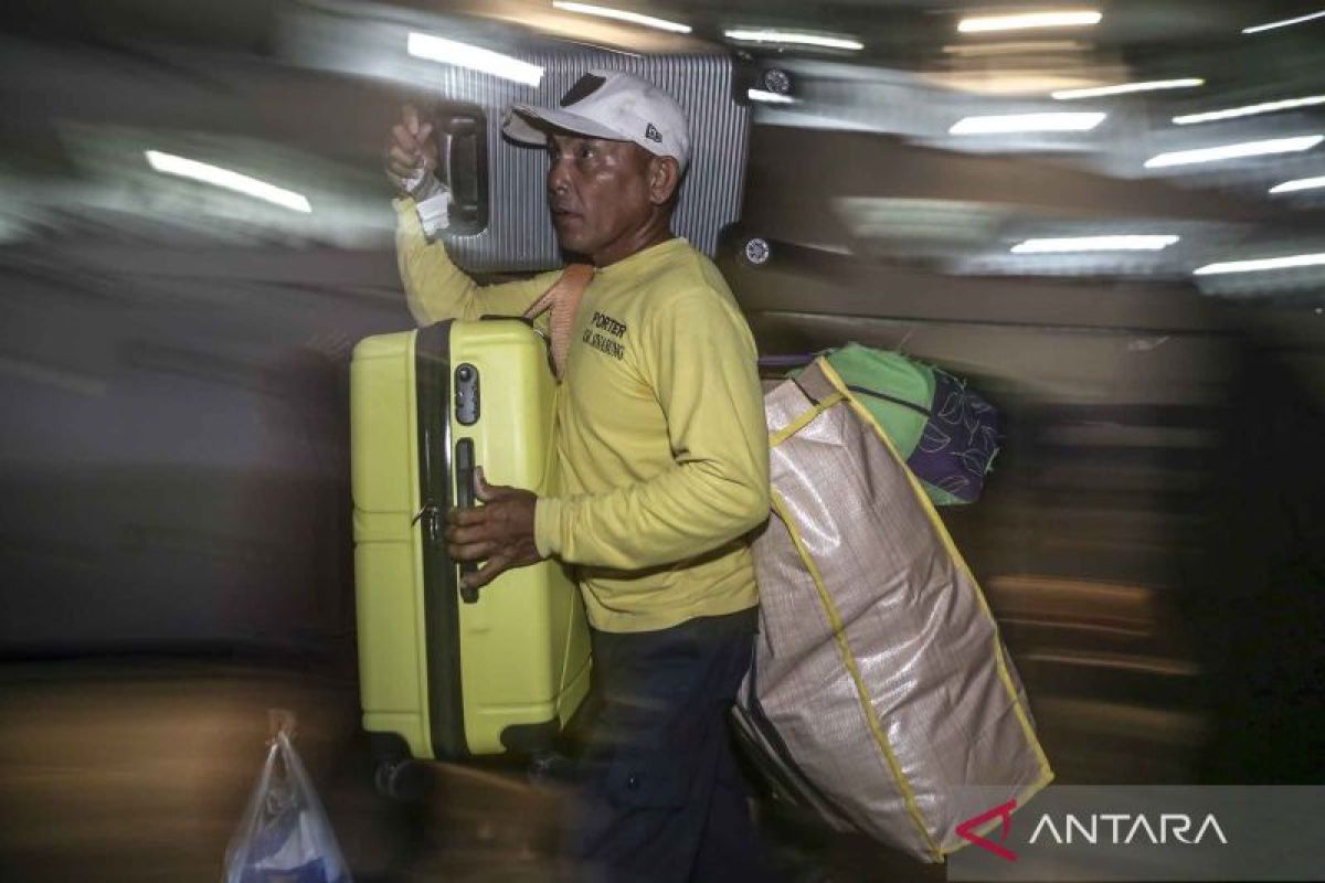 Buruh angkut barang penumpang kapal laut saat mudik Lebaran di Ternate - ANTARA News