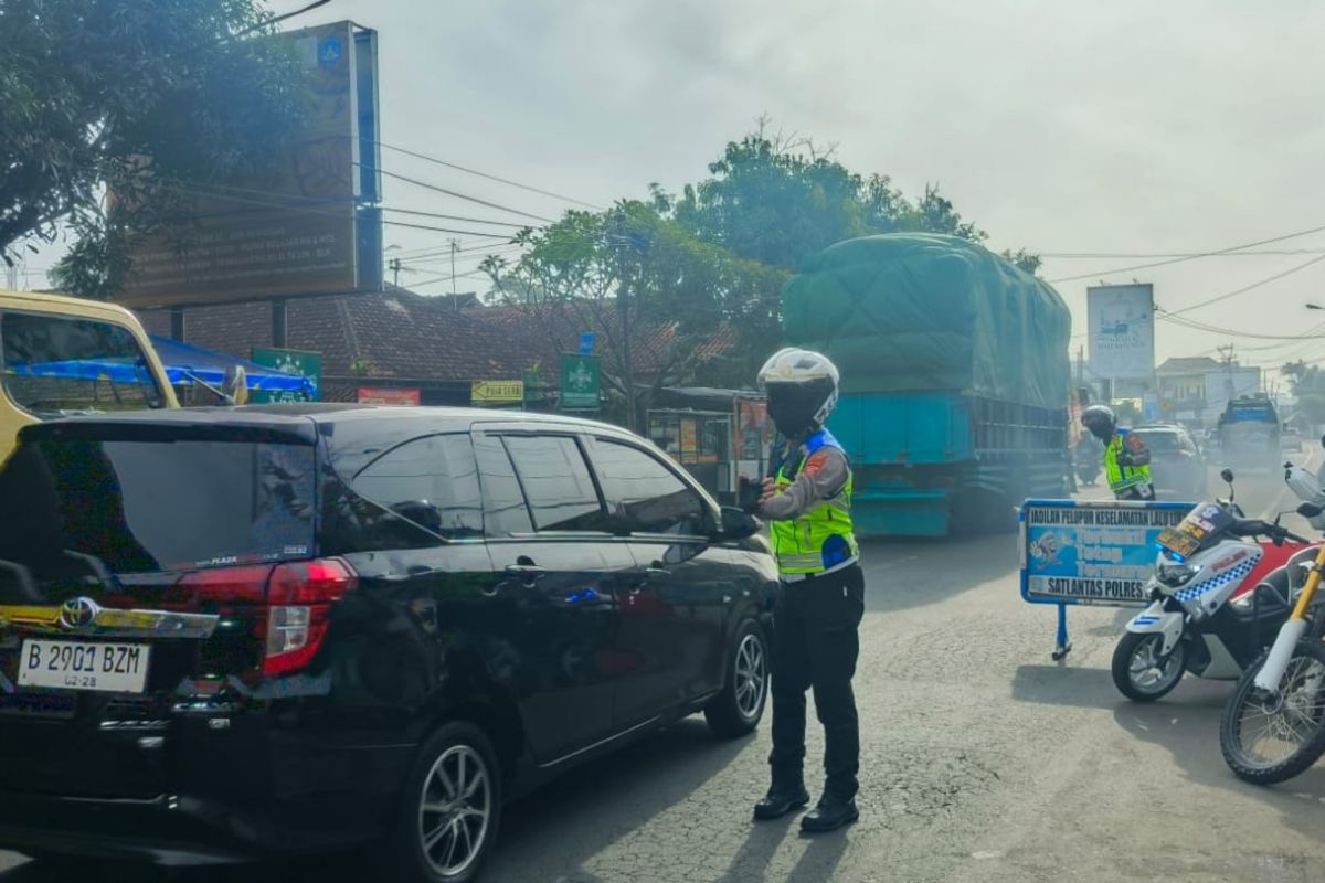 Polres Garut berlakukan satu arah untuk urai kepadatan di jalur mudik - ANTARA News