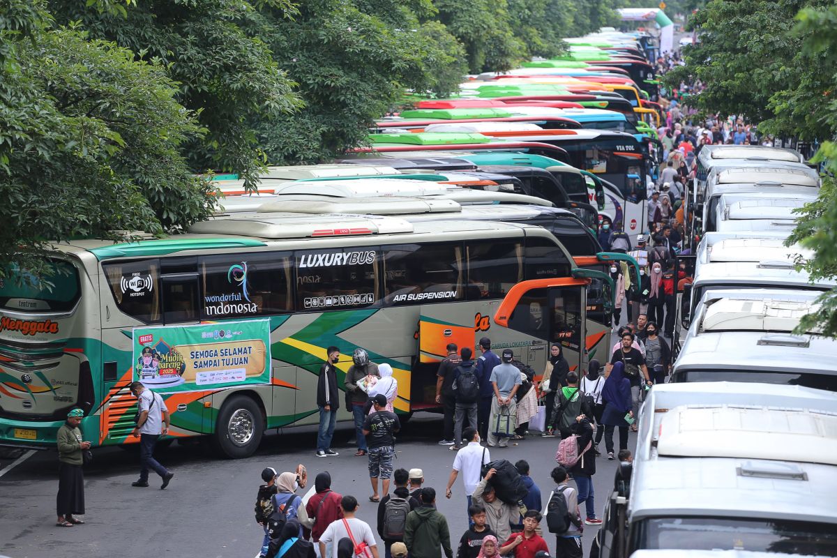 Pemprov Jatim sediakan 343 bus untuk mudik gratis Lebaran 2025 - ANTARA News
