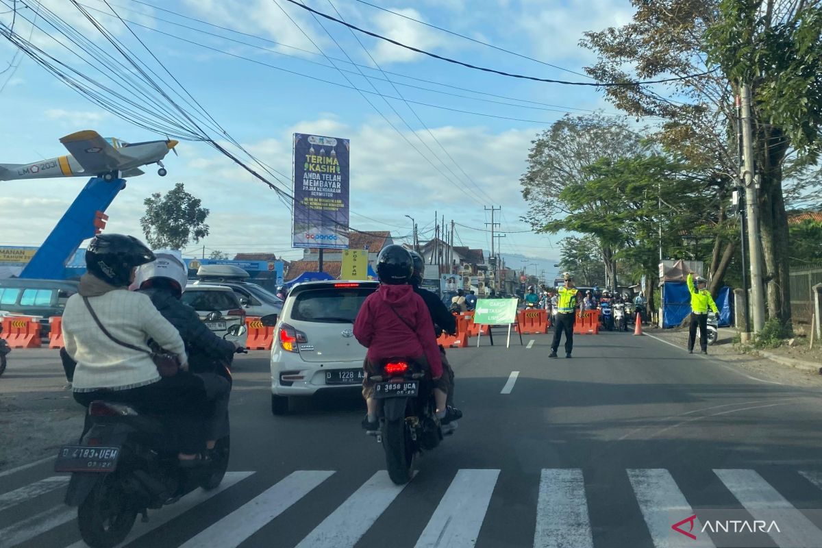 Polres Garut terapkan satu arah untuk urai kepadatan arus kendaraan ...
