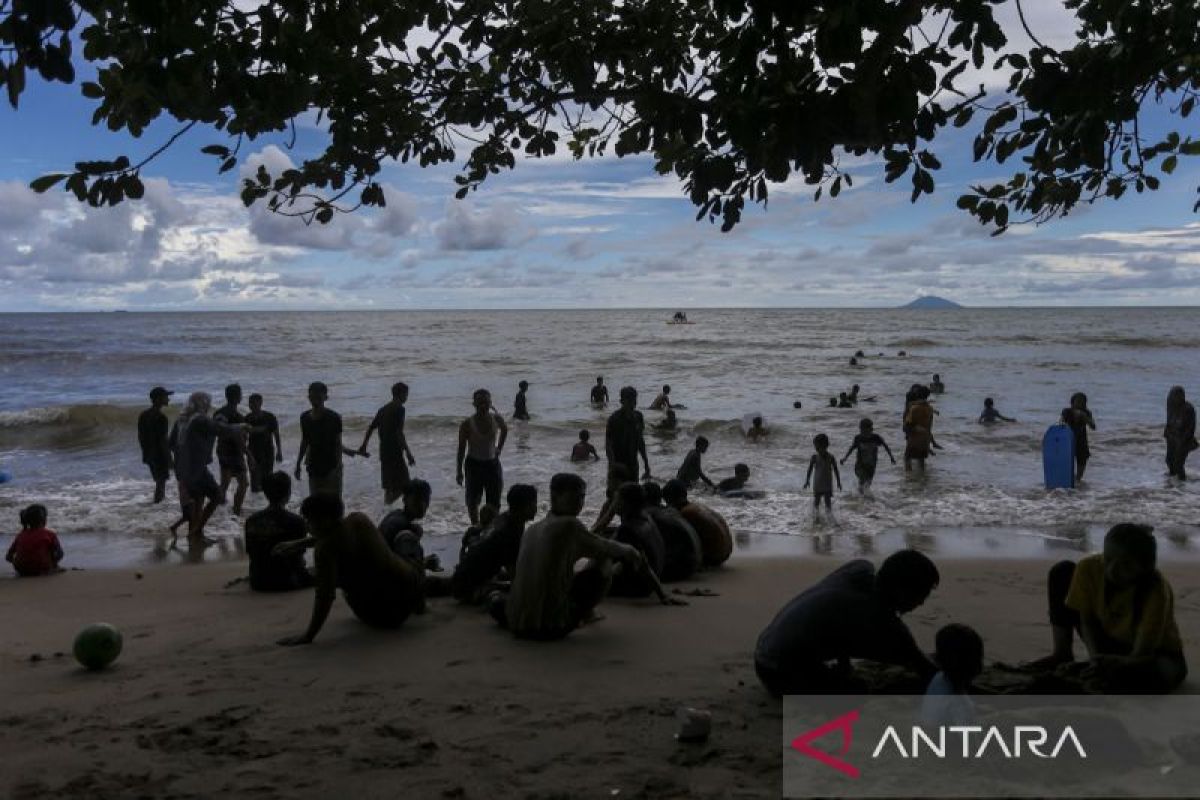 Libur Lebaran 2025 di Pantai Carita - ANTARA News Banten