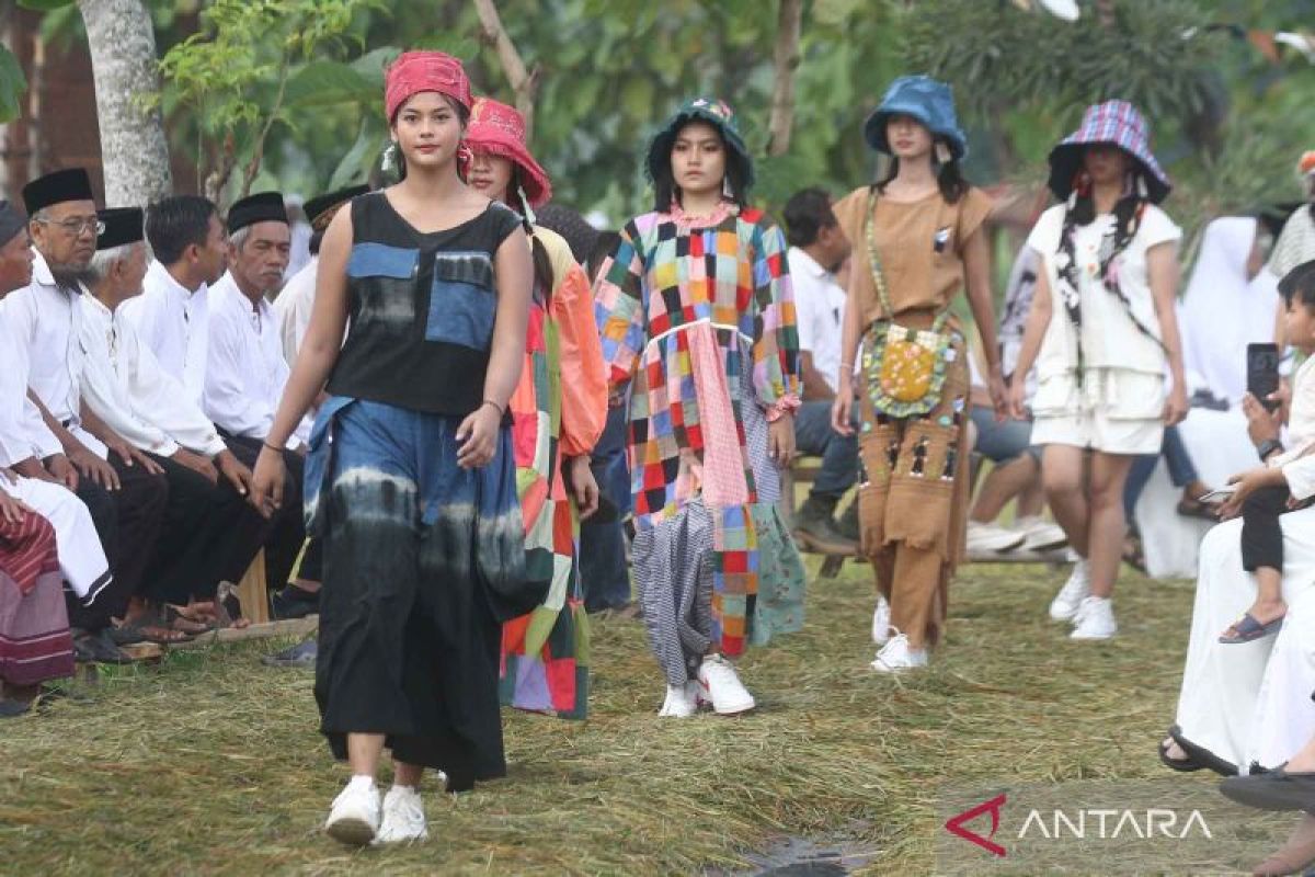 Peragaan busana Rona Wastra di areal persawahan Ngawi - ANTARA News