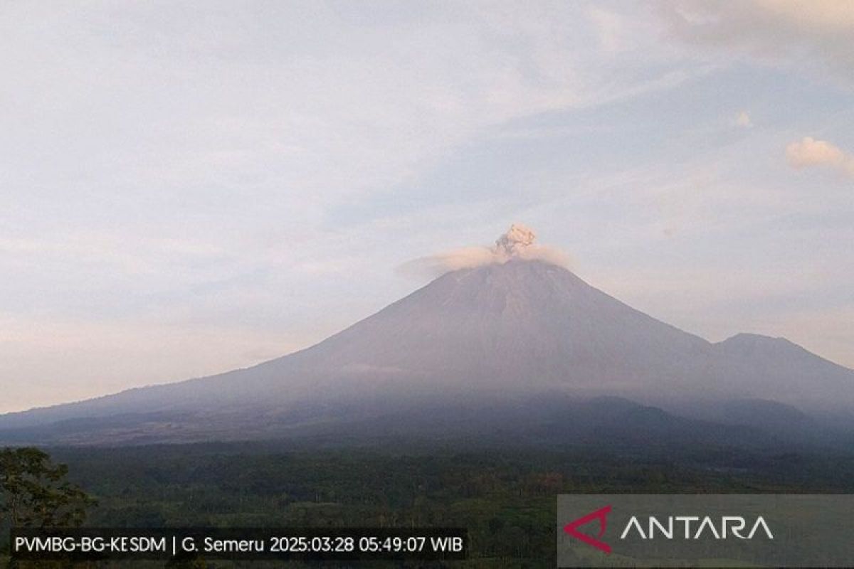 Gunung Semeru erupsi tiga kali dengan letusan setinggi 400 meter - ANTARA News