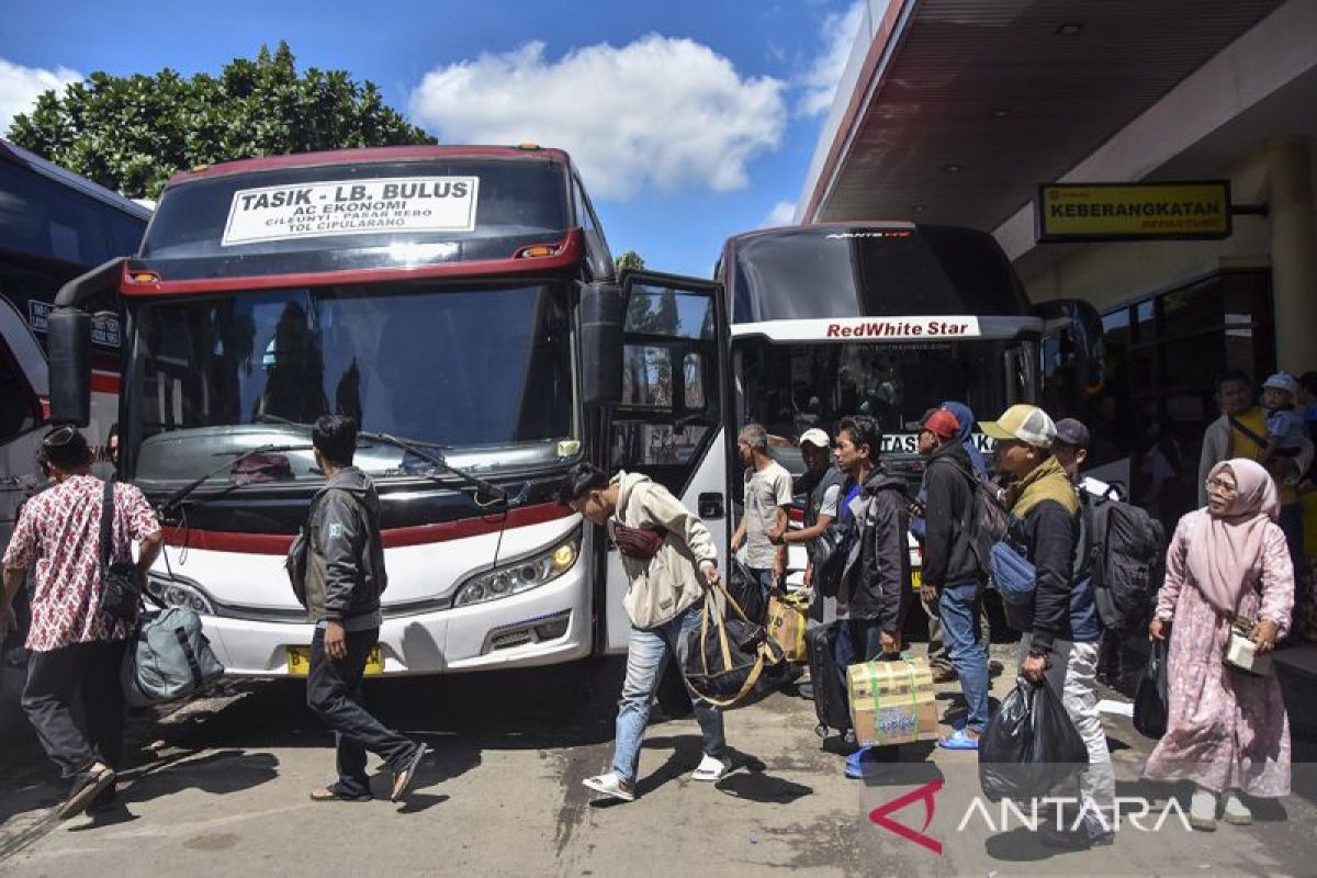 Arus balik Lebaran penumpang bus di Tasikmalaya - ANTARA News Jawa Barat