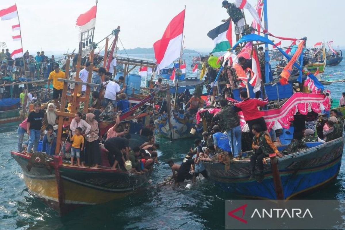 Ribuan nelayan gelar tradisi pesta lomban di Jepara - ANTARA News