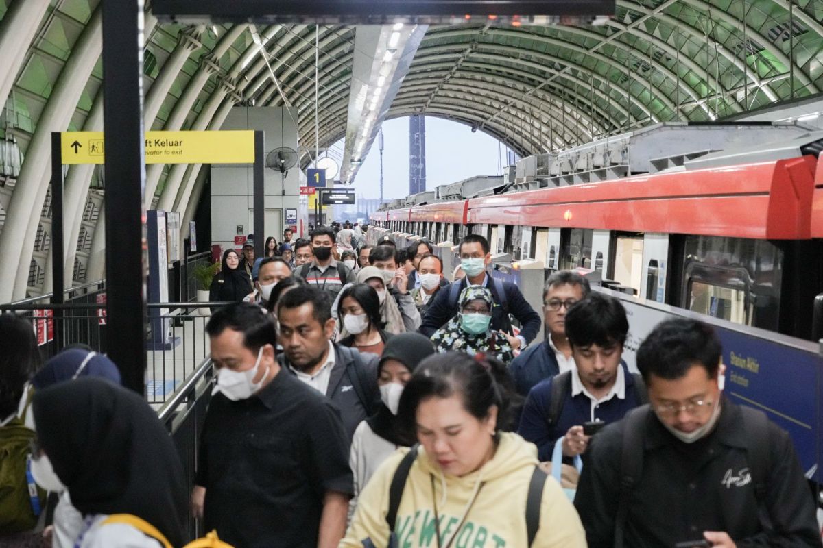LRT Jabodebek layani sekitar 83 ribu pengguna pada hari pertama kerja - ANTARA News