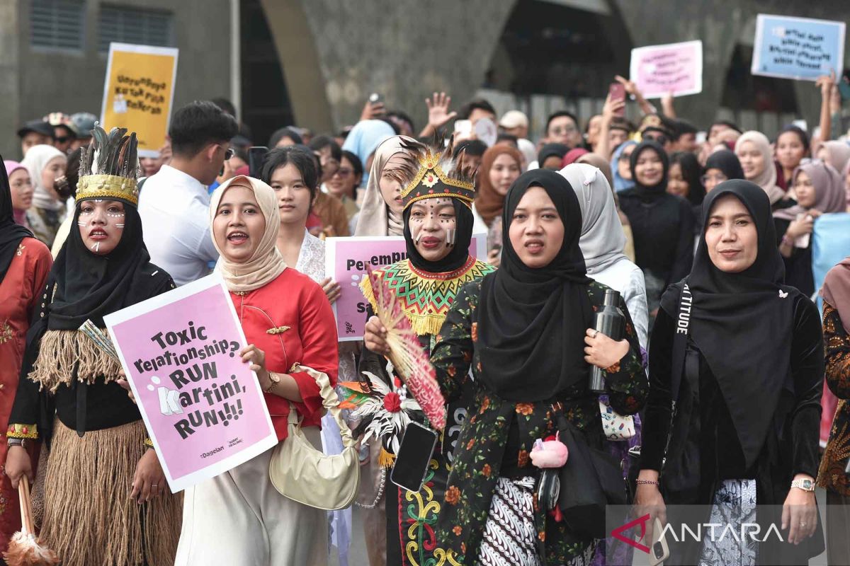 Parade budaya dan kebaya sambut Hari Kartini - ANTARA News