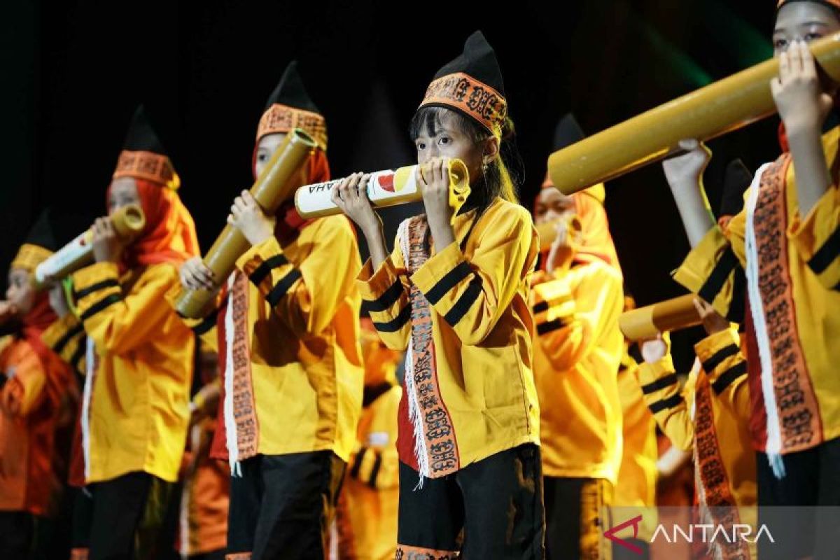 Pentas tari dan musik tradisional pada perayaan HUT ke-61 Sulawesi ...