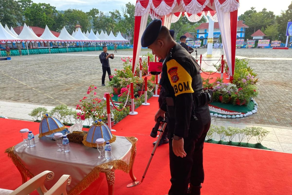Brimob sterilisasi lokasi upacara Peringatan HUT ke-61 Sultra di Kolaka - ANTARA News Sulawesi ...