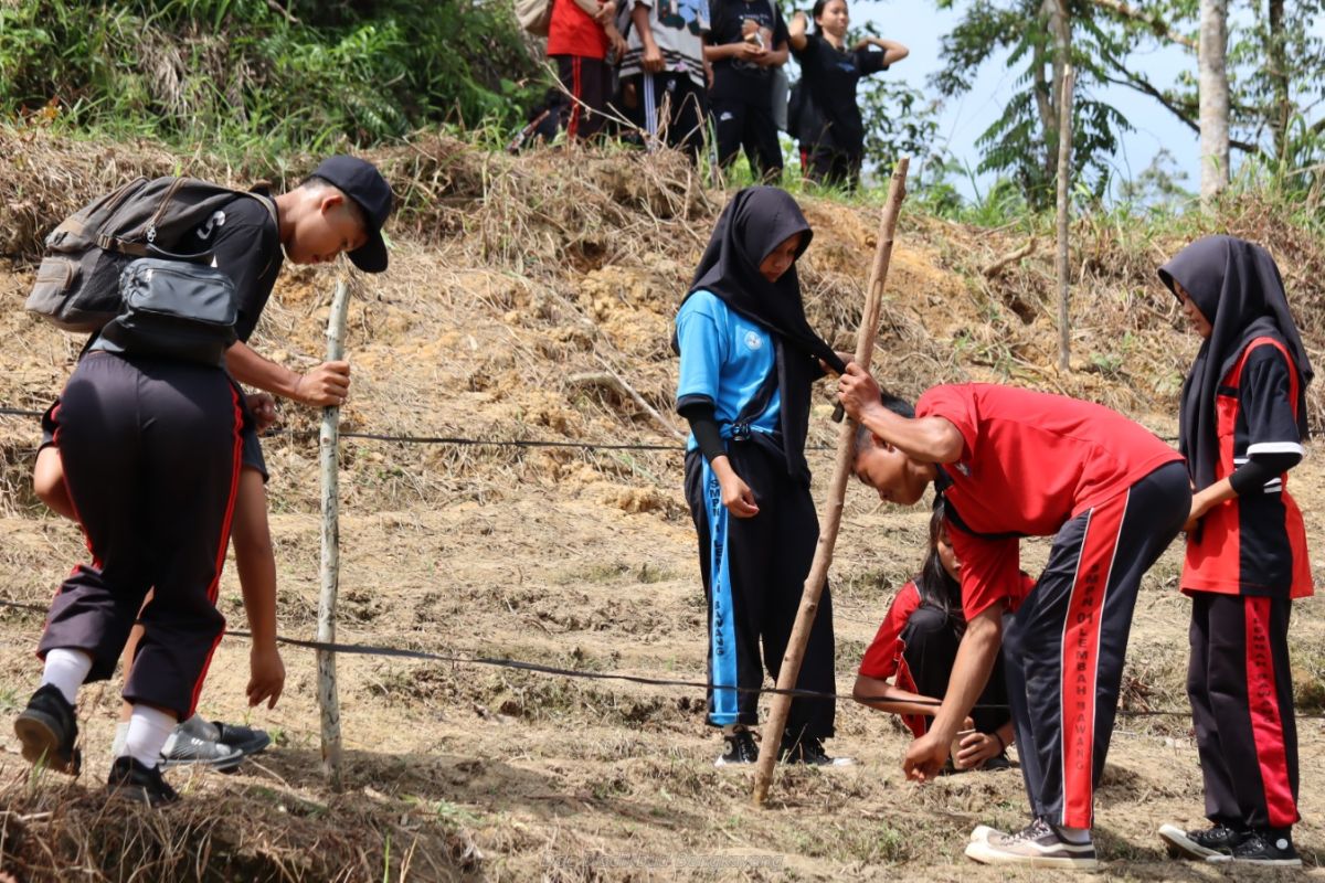 Disdikbud Bengkayang Kalbar melakukan gerakan menanam di lahan sekolah - ANTARA News Kalimantan ...