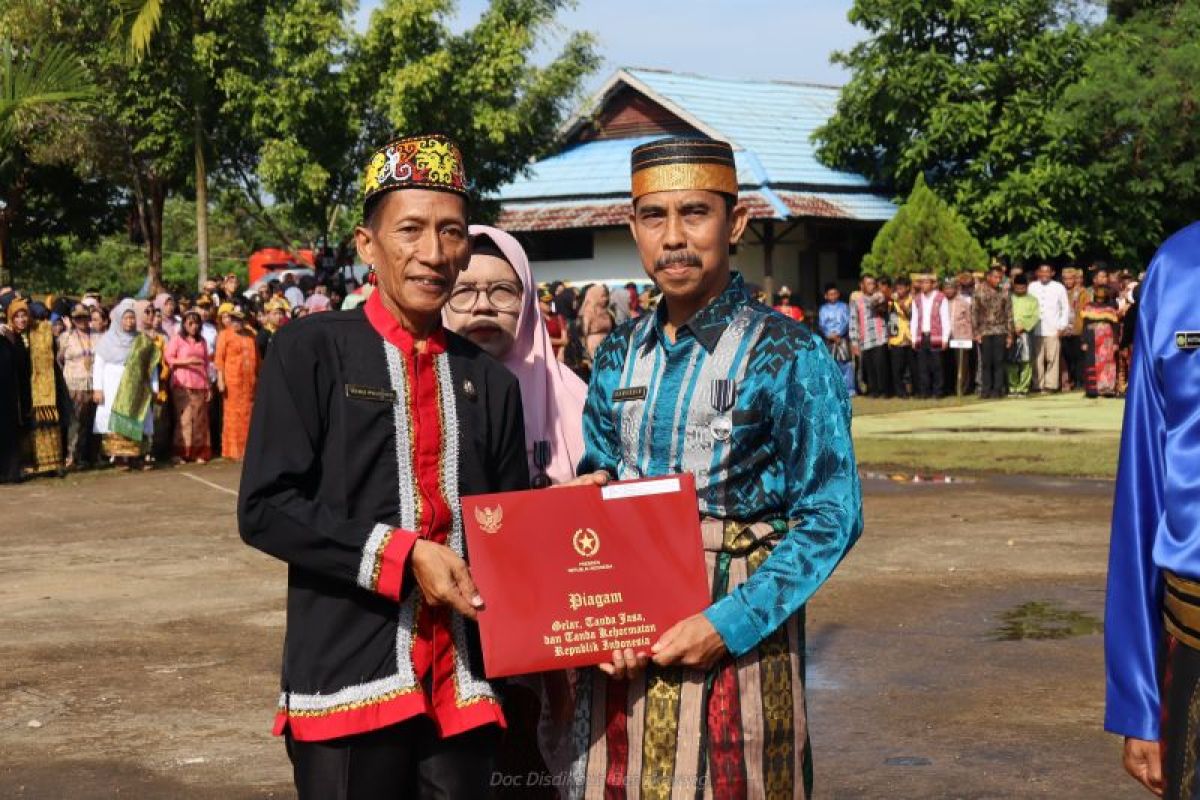 Disdikbud Bengkayang memberi penghargaan para kepala sekolah - ANTARA News Kalimantan Barat