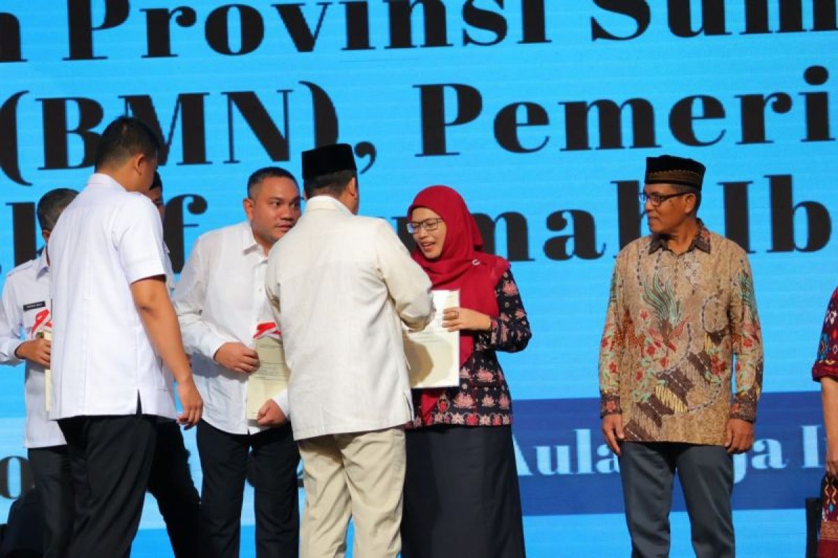 Menteri ATR-BPN serahkan langsung sertifikat tanah Sena kepada Rektor UINSU - ANTARA News ...