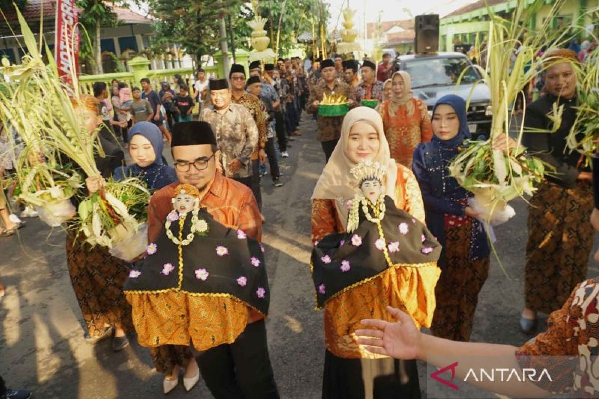 Warga Tulungagung gelar tradisi manten tebu saat dimulainya musim ...
