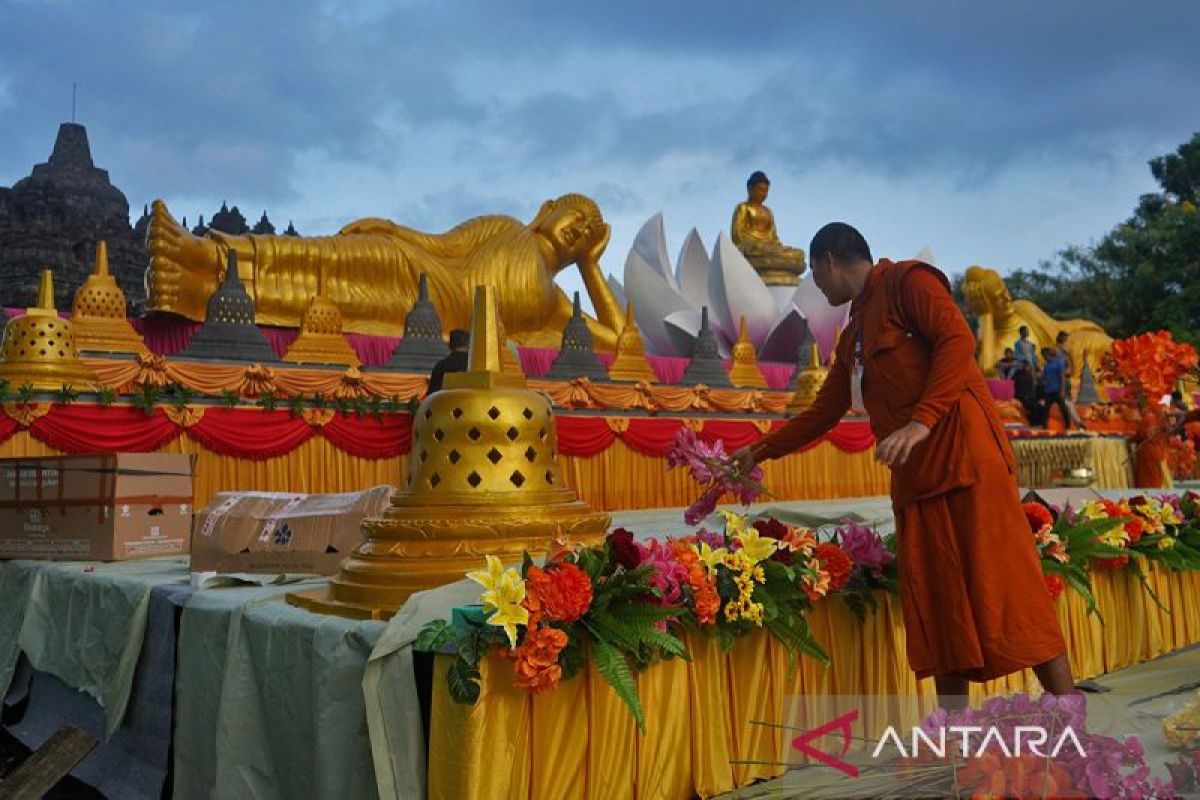 Persiapan altar utama puncak perayaan Tri Suci Waisak di Candi Borobudur - ANTARA News