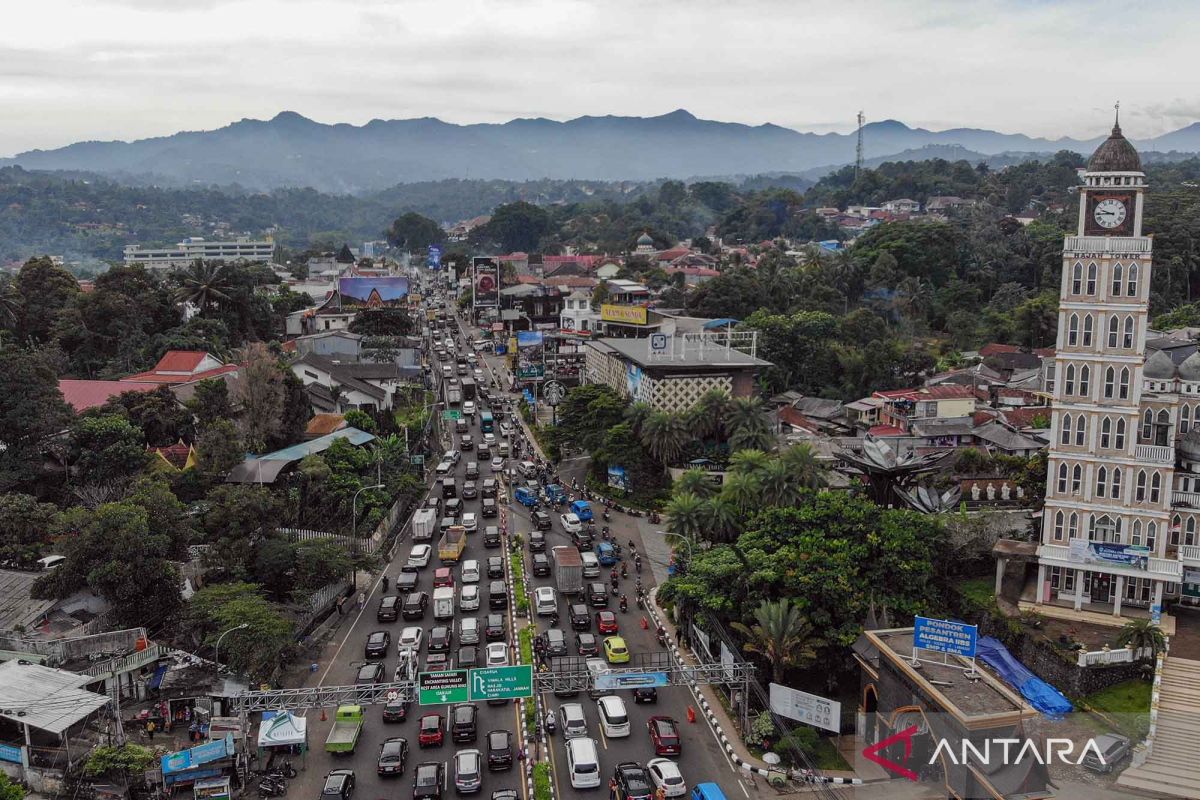 Polisi berlakukan one way untuk mengurai kepadatan kendaraan menuju Puncak Bogor pada libur ...