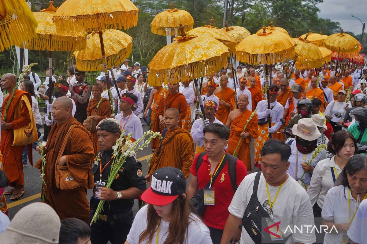 Ribuan umat Buddha iringi para Biksu kirab Waisak dari Candi Mendut ke Borobudur - ANTARA News