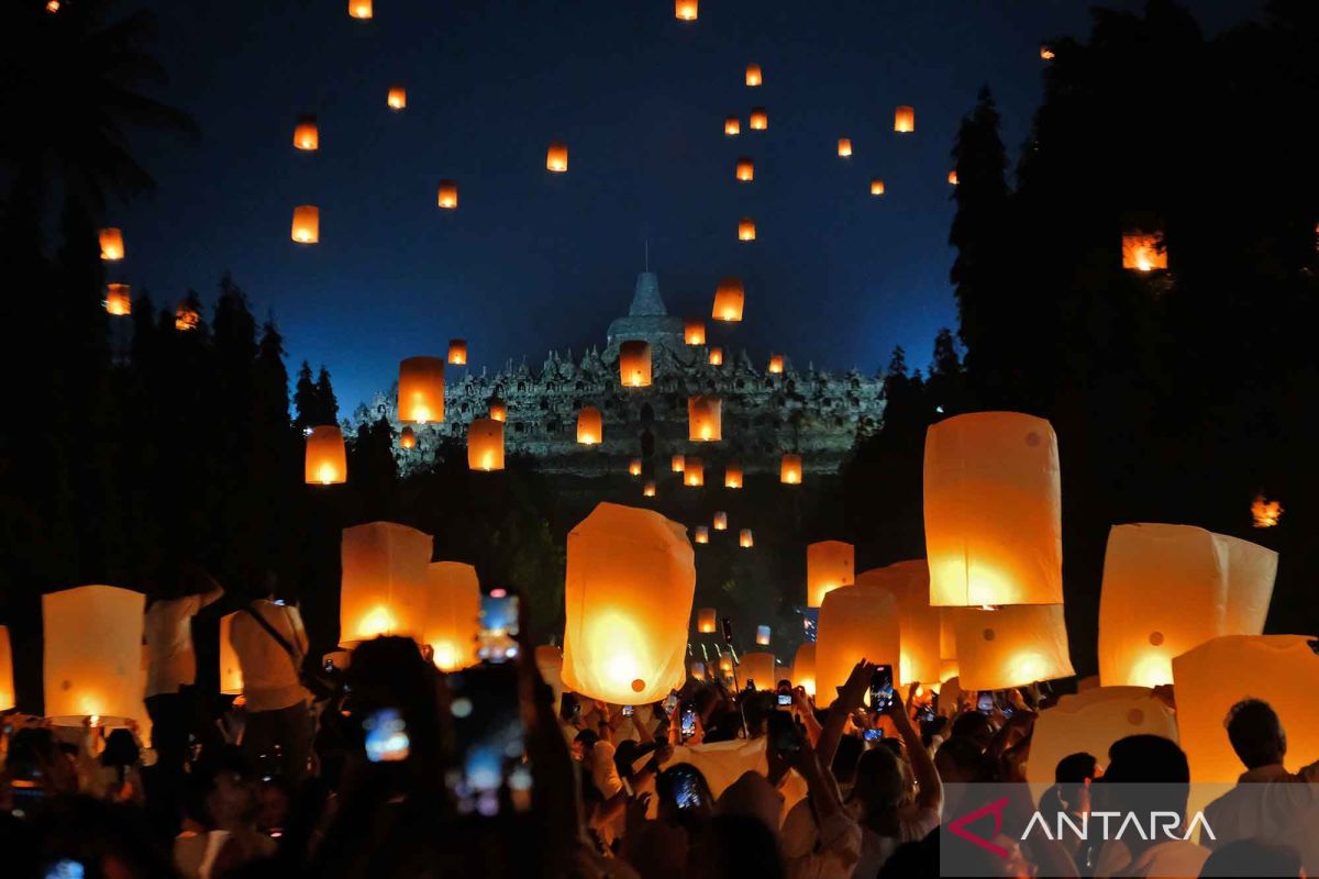 Ribuan lampion hiasi langit Candi Borobudur saat perayaan Waisak - ANTARA News