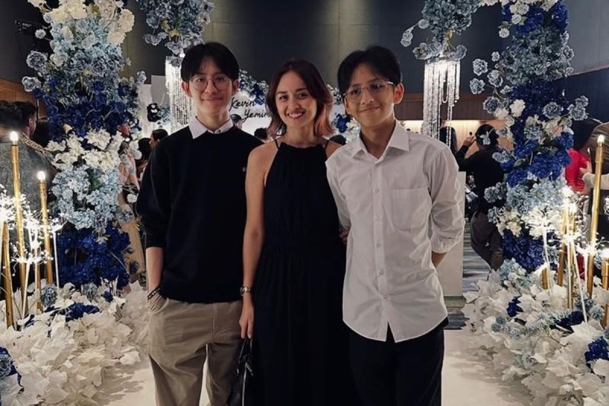 Zuriel dan Zeraiah makin besar, wajahnya disebut kembaran mendiang Raditya Oloan - ANTARA News ...