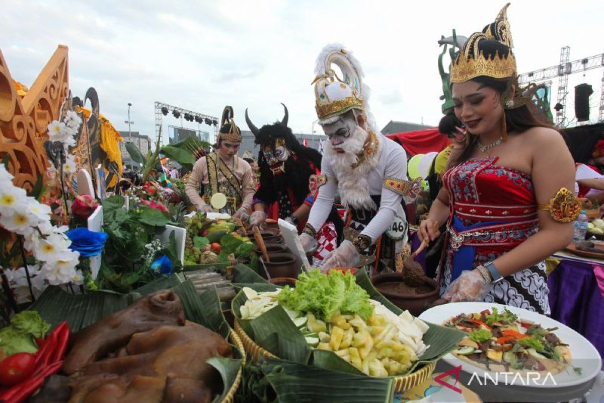 Semarak Festival Rujak Uleg 2025, Surabaya rayakan ulang tahun Ke-732 ...