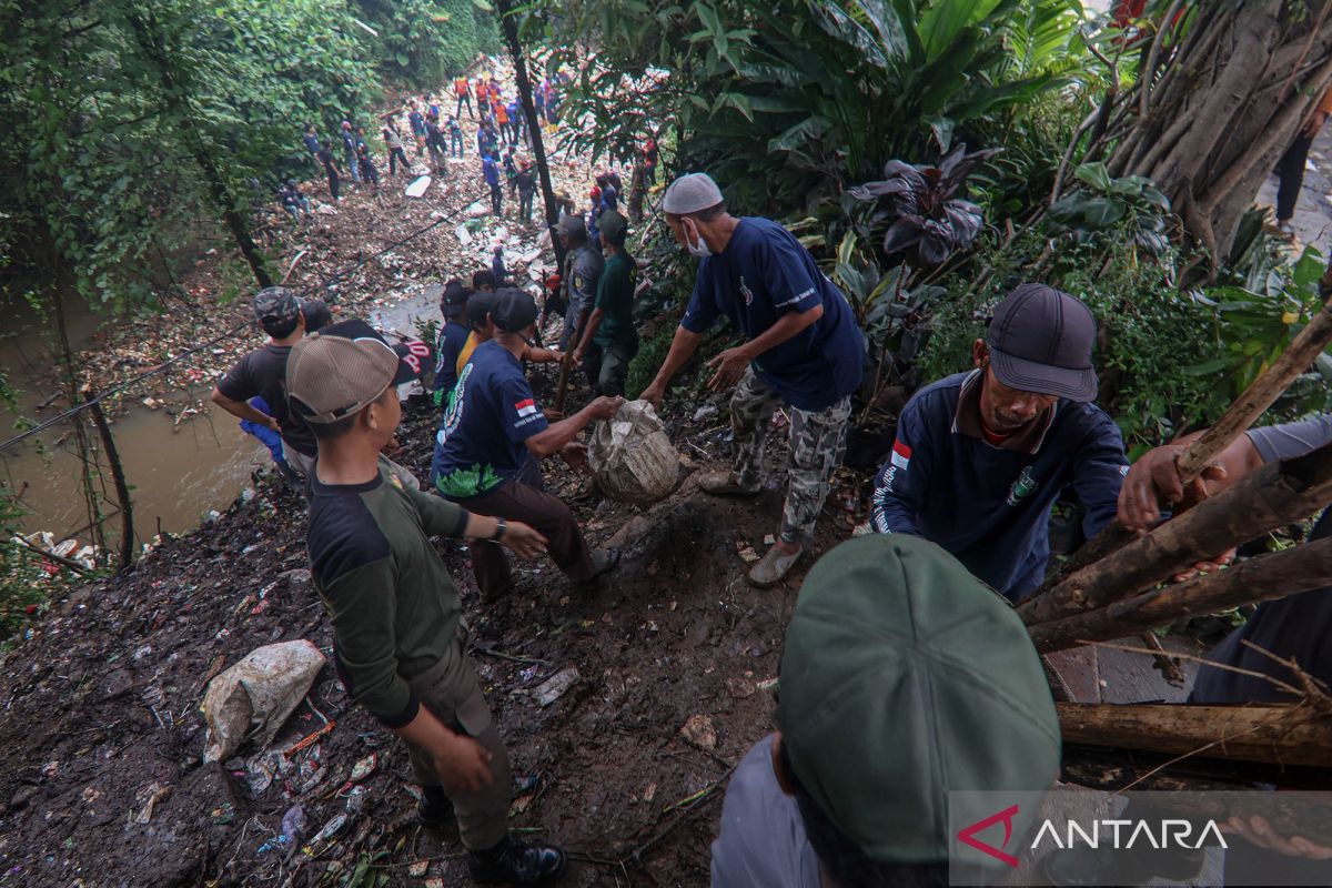 Relawan bersihkan Sungai Kalibaru Bogor yang tertutup sampah - ANTARA News